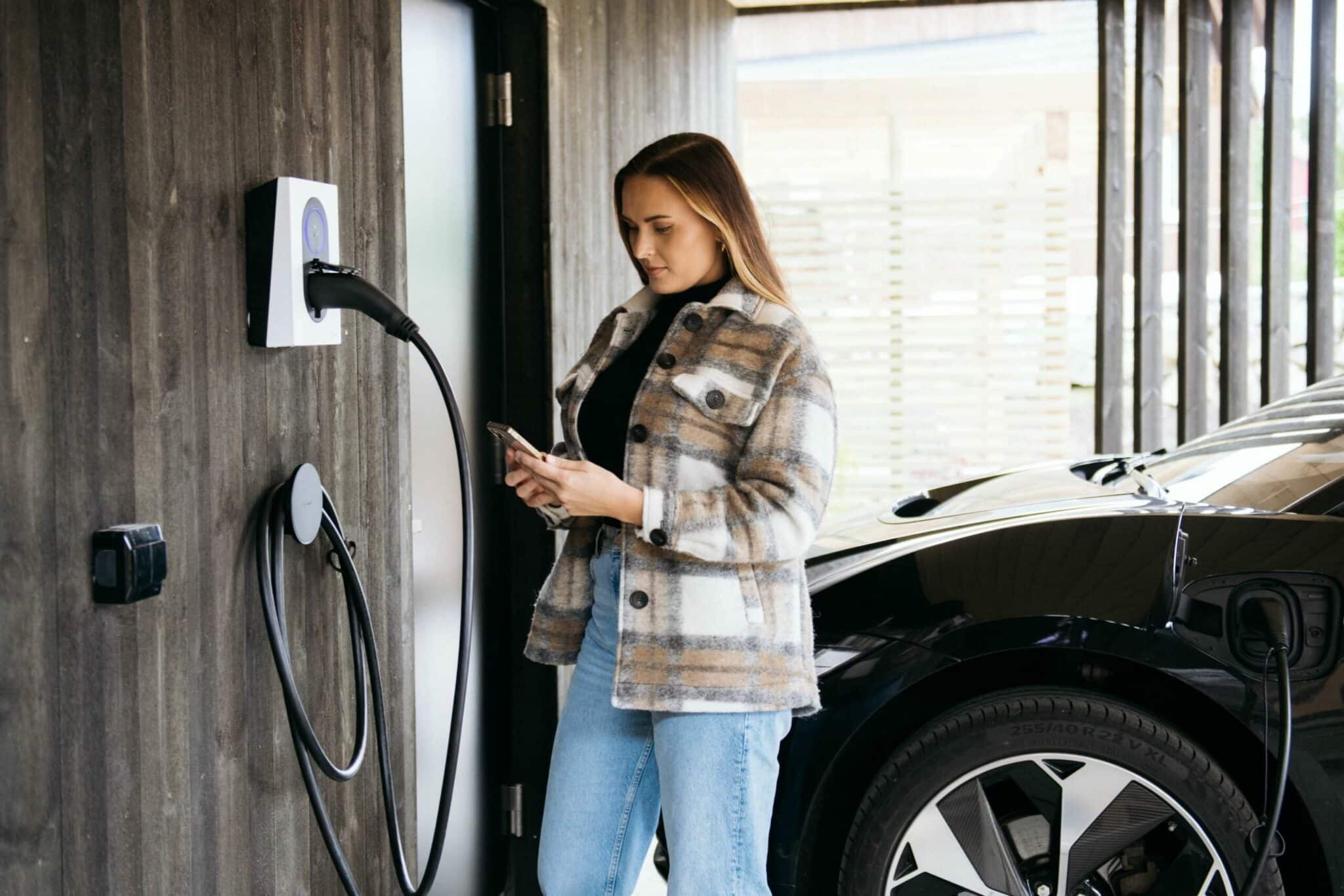 Lading av elbil og plug-in hybrid hjemme: Dette trenger du å vite - PEC